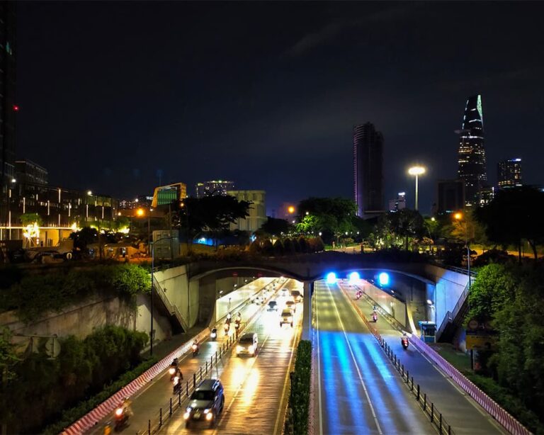 Trẩy phố Sài Gòn về đêm với list 15 điểm du lịch cực “chất”